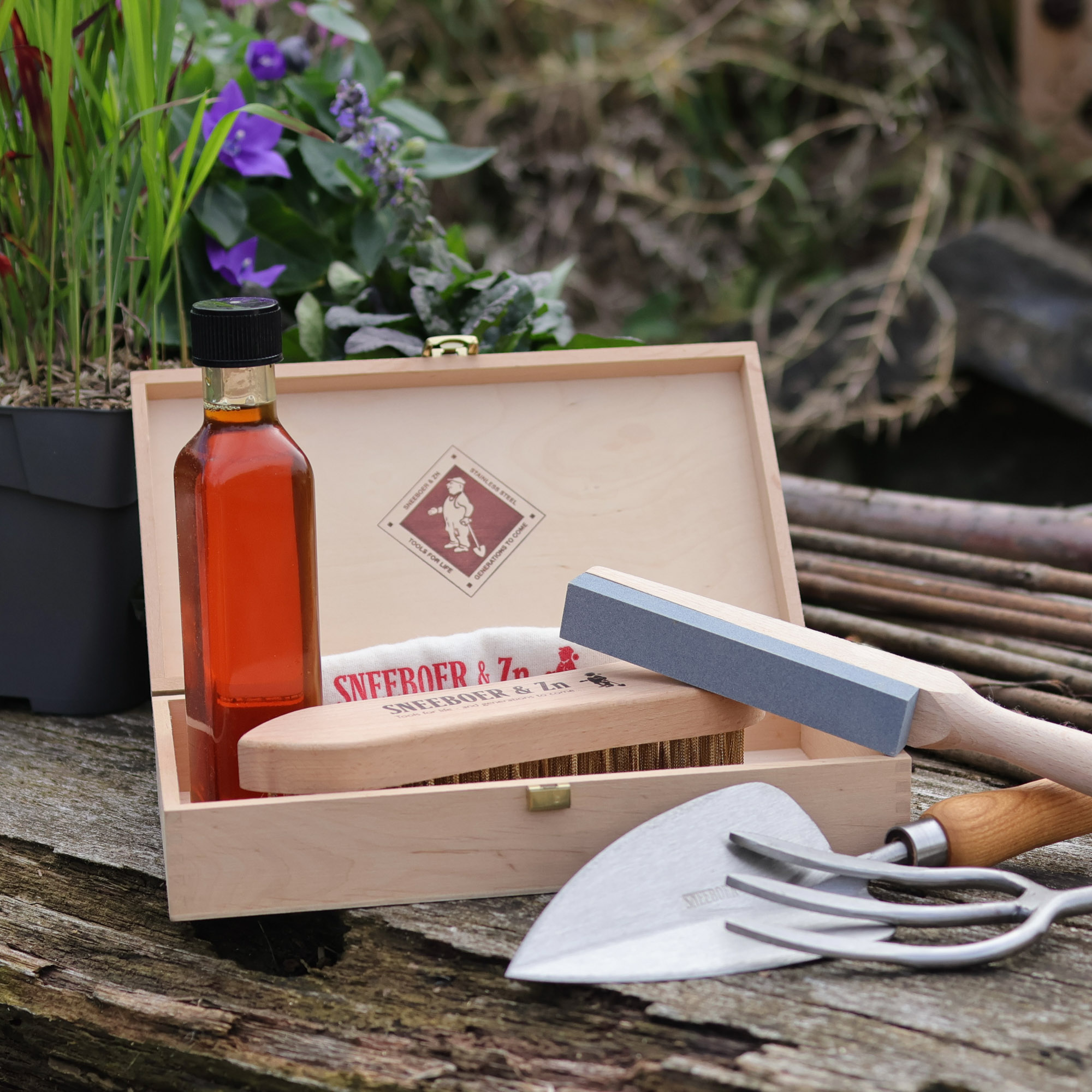 Sneeboer & Zn. [EN] | Hand-forged garden tools for life
