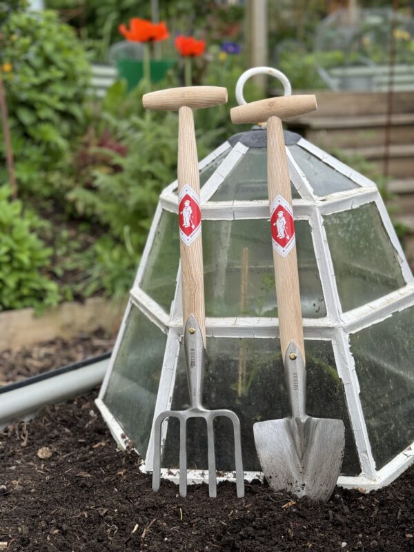 Sneeboer & Zn. [EN] | Hand-forged garden tools for life